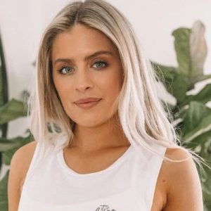 Whitney Simmons Weight, Height, Net Worth, Age, Boyfriend, Body Size ...